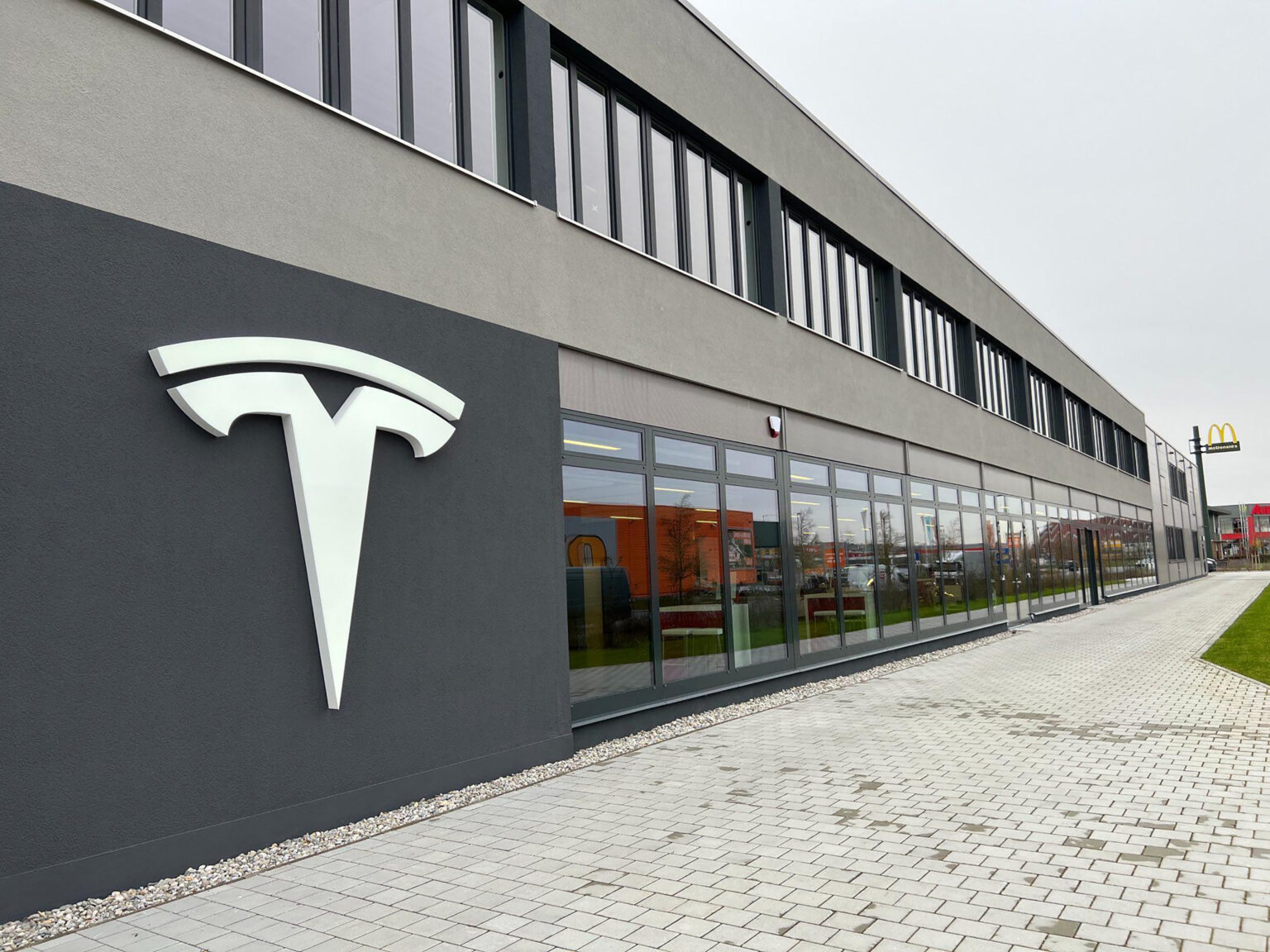 Erstes Tesla Center für Großraum München in Parsdorf eröffnet